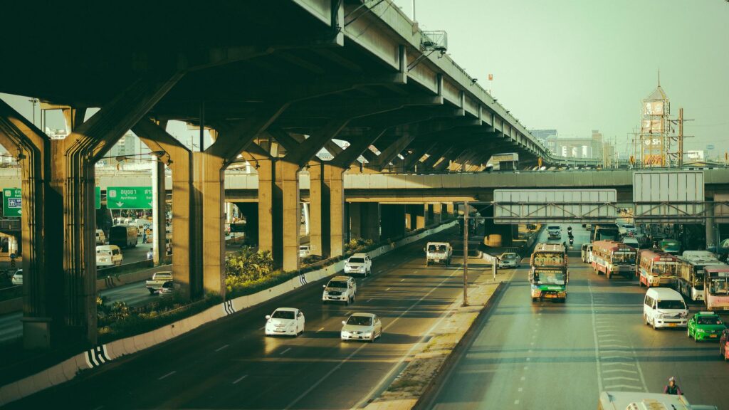 ถนนแย่ ทางเท้าพัง กทม. ทำอะไร แค่ไหนบ้าง - Rocket Media Lab